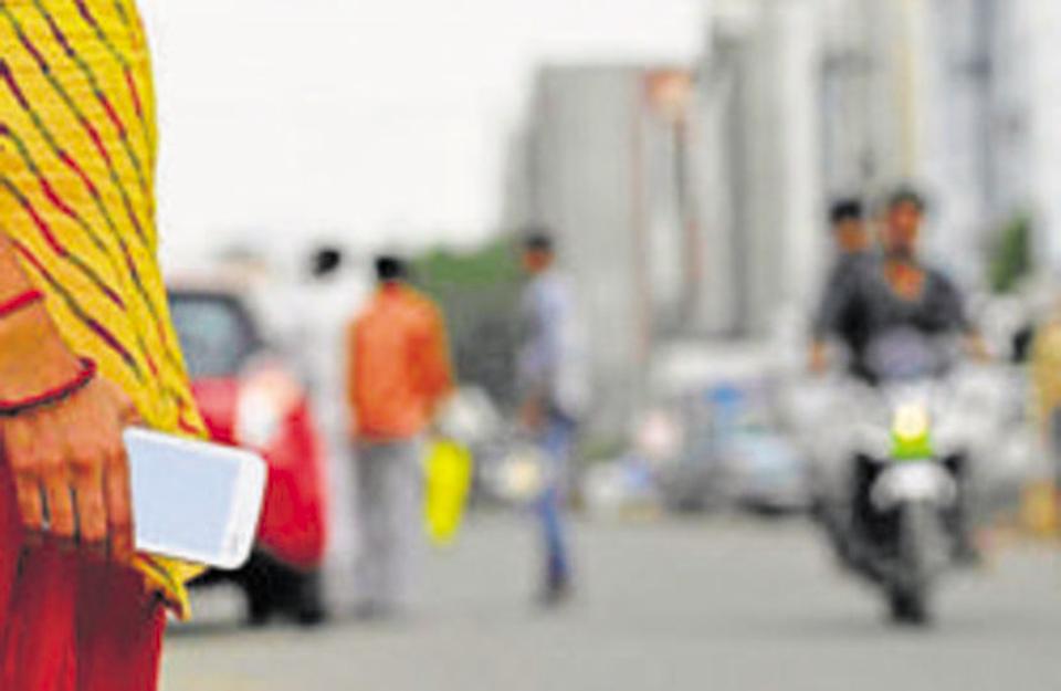 Pedestrian’s mobile phone snatched in Chandigarh’s Sector 33 ...