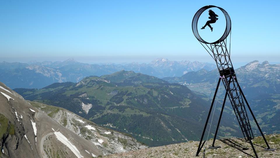Photos: Swiss acrobats’ jaw-dropping stunts open cable car operations ...