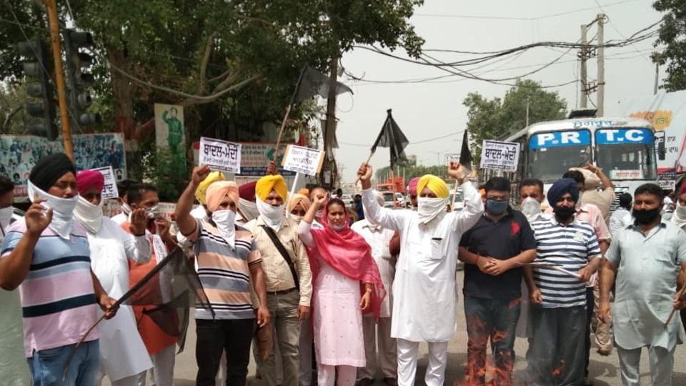 AAP stages protests against Modi, Sukhbir across Punjab to oppose farm ...