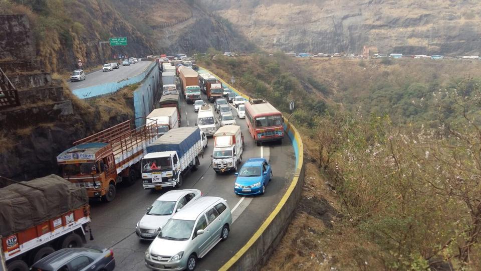 Vehicles pile-up in an unusual accident on Navale bridge | Hindustan Times