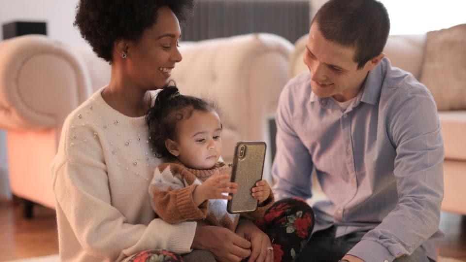 Here’s how smartphone use affects your parenting skills - Hindustan Times