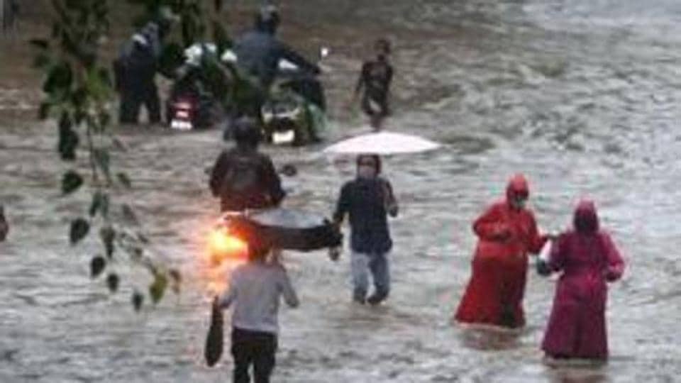Mumbai wakes up to heavy showers; city surpasses July average rainfall ... Mumbai wakes up to heavy showers; city surpasses July average rainfall ...
