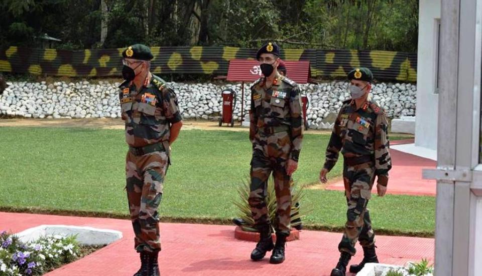 Western Army commander visits forward posts, reviews operational ...