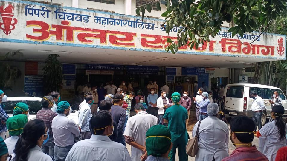 Doctors stage protest at Yashwantrao Chavan Memorial Hospital ...