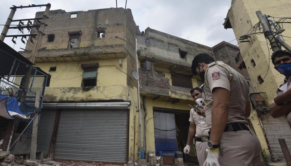 Policeman who survived Delhi building collapse spotted cracks, alerted ...