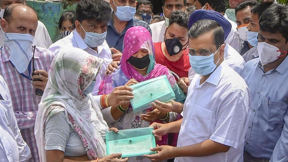 Kejriwal hands over Rs 1 cr cheque to kin of sanitation worker who died ...