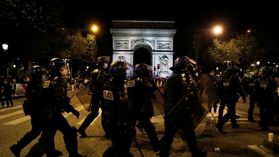 PSG fans clash with Paris riot police after Champions League defeat ...