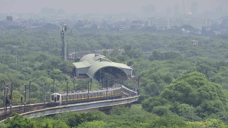 Photos: Delhi Metro back on track after Covid-19 suspension | Hindustan ...