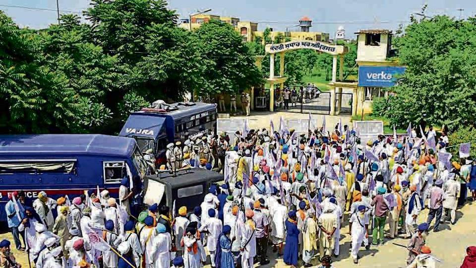 Farmers protest agri reforms, fear exploitation, monopolies | Latest ...