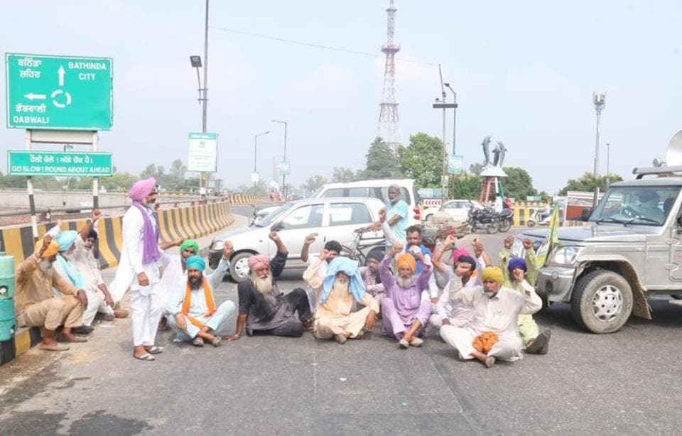 Farmer killed, 17 BKU activists injured after bus rams into truck near ...