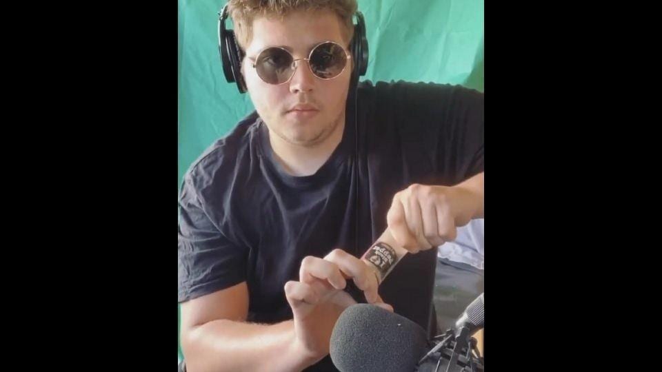 Man creates sounds with everyday objects, netizens love it. Watch ...