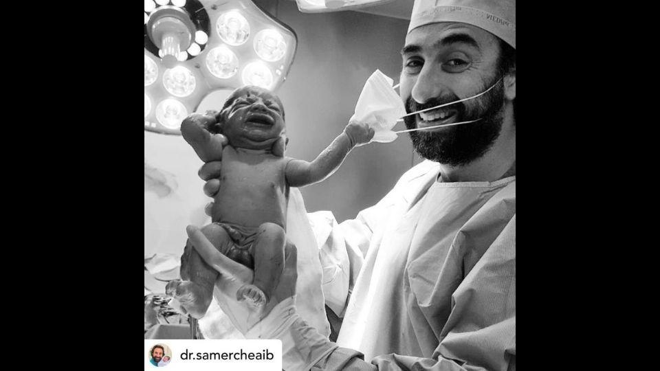 Newborn baby pulls doctor’s mask, viral pic turns into symbol of hope ...