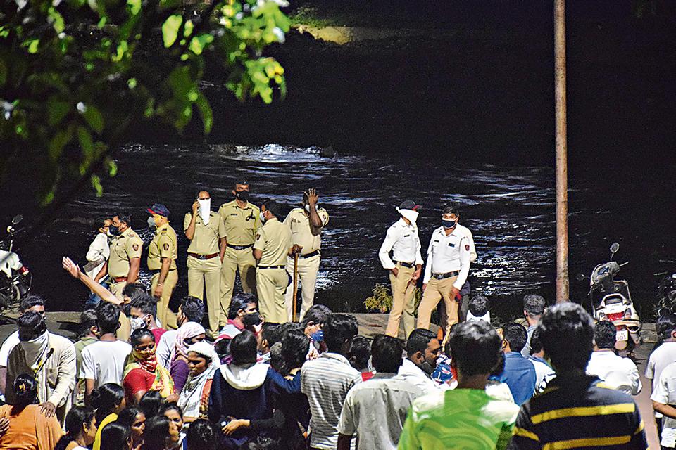 Two fall off Bhide bridge in Pune; search on | Hindustan Times