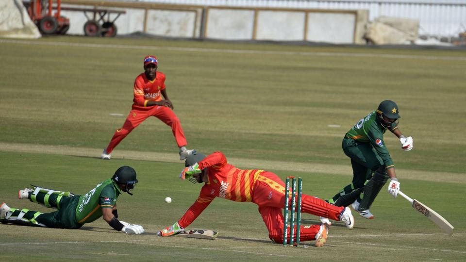 Pak v Zim: Twitter erupts after two Pakistan batsmen are left stranded ...