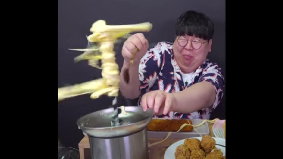 Korean YouTuber tries to put melted cheese in chocolate fountain ...