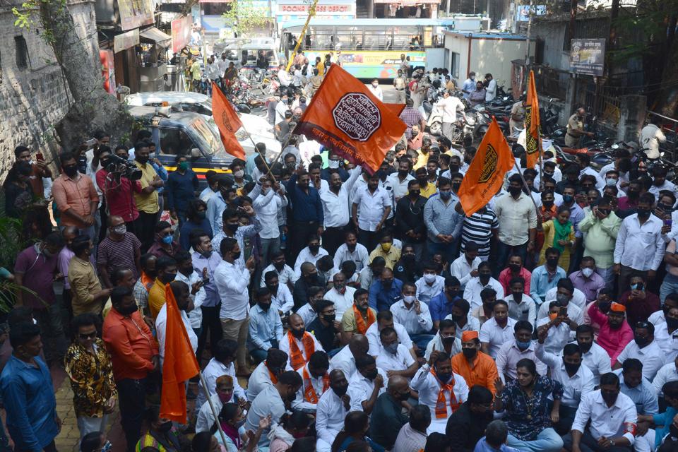 Social distancing norms flouted during protests held in Pune ...