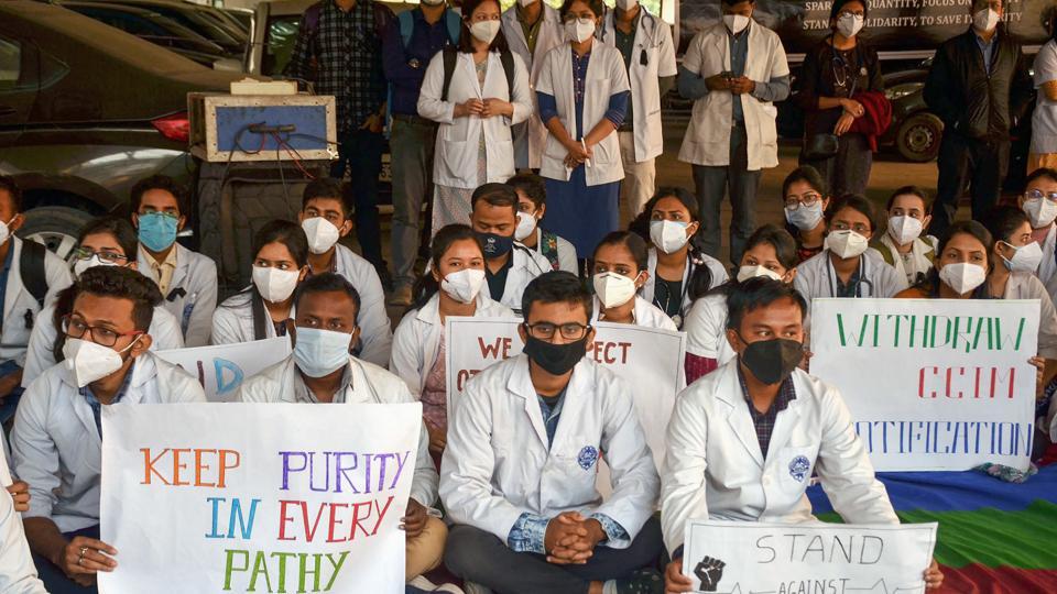 Doctors in MP protest in solidarity with the IMA | Latest News India