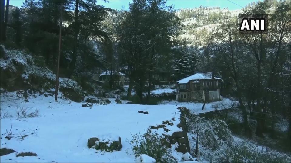 Srinagar receives season’s first snowfall, people share breathtaking ...