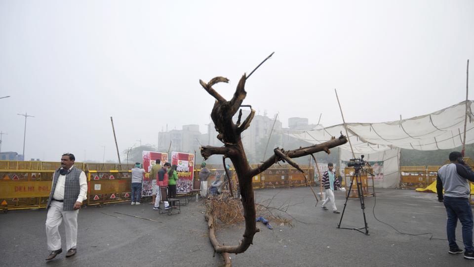 Agitating farmers allow reopening of Chilla road at Noida border ...