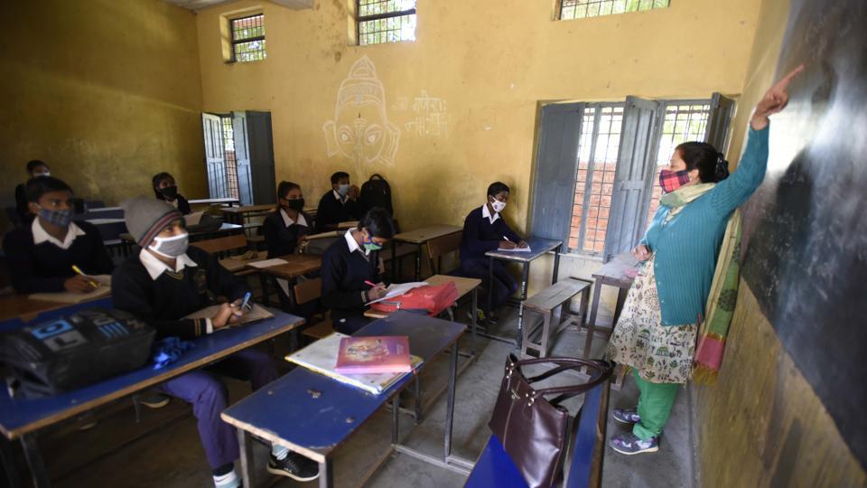 Bihar govt to distribute 73 lakh face masks among students as schools ...