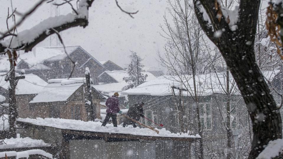 Continuous snowfall disrupts Kashmir’s air, road connectivity for 3rd ...