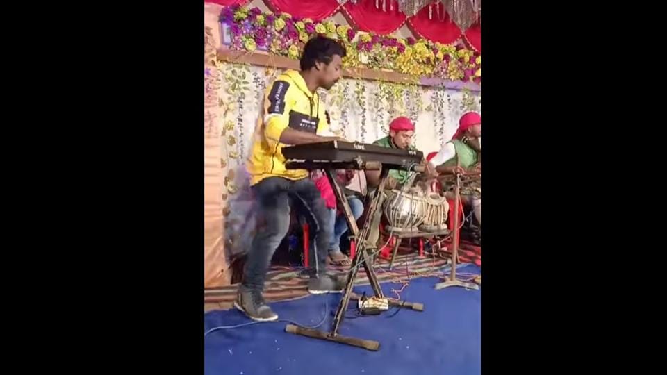 Netizens can’t stop praising man’s amusing dance moves while playing ...