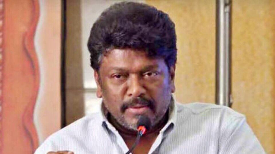 காசு இல்லை… மேடையில் புலம்பிய பார்த்திபன்