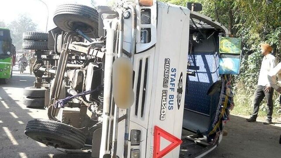China Bus Crash: கவிழ்ந்த பேருந்து விபத்தில் 27 பேர் உயிரிழப்பு