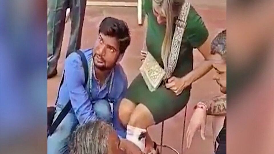 Monkey attacks tourist: தாஜ்மஹால் வந்த சுற்றுலா பயணியை கடித்த குரங்கு