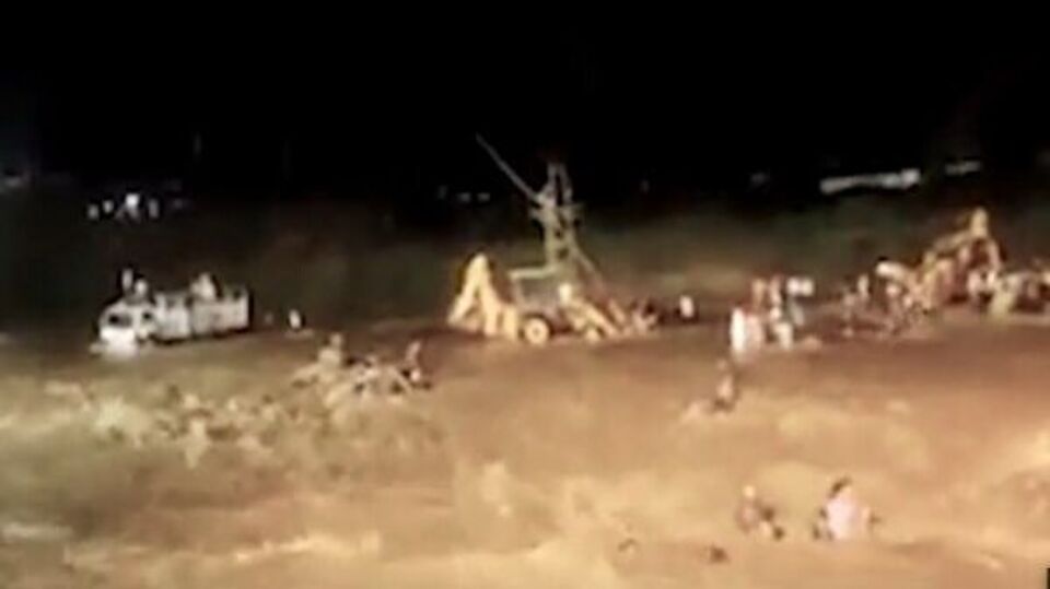 mal river flash flood:துர்கா சிலை கரைப்பின்போது வெள்ளத்தில் சிக்கி 8 பேர் பலி-on cam flash ...