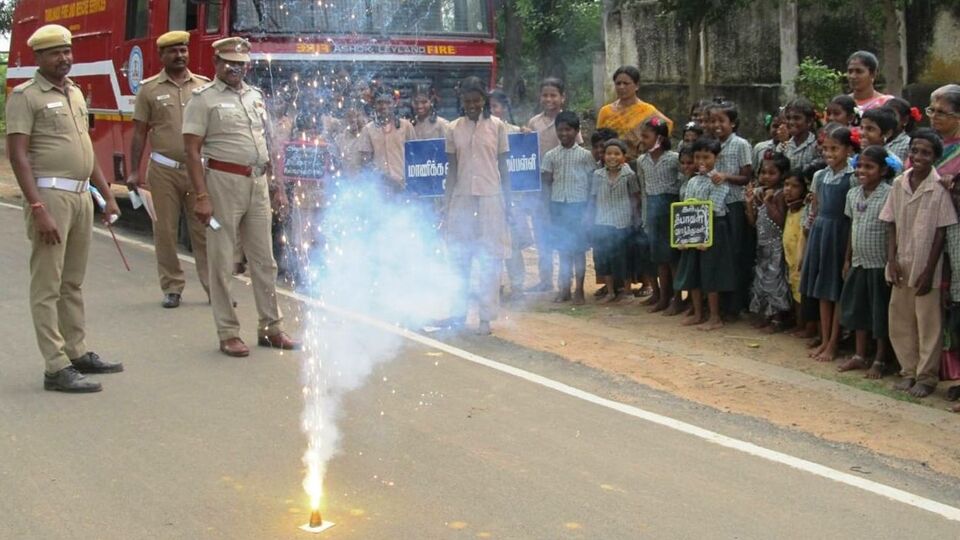Safety Diwali campaign: பாதுகாப்பான தீபாவளி; பள்ளி மாணவர்களுக்கு ...