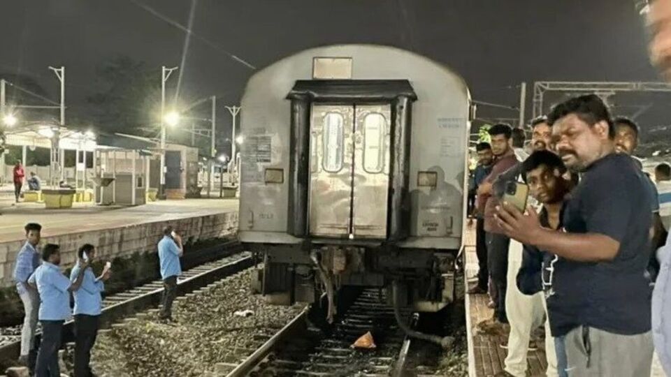Cheran Express train : விபத்தில் சிக்கிய சேரன் எக்ஸ்பிரஸ் - பயணிகள் ...