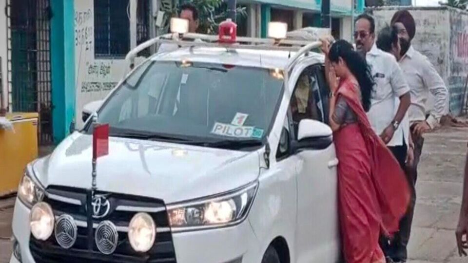 முதல்வர் ஸ்டாலின் கான்வாய் வாகனத்தில் நின்றபடியே பயணித்த மேயர் பிரியா ...