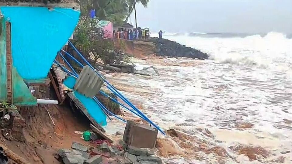 Mandous Cyclone Impact: தடத்தை பதித்து கரையை கடந்த மாண்டஸ்: இத்தனை ...