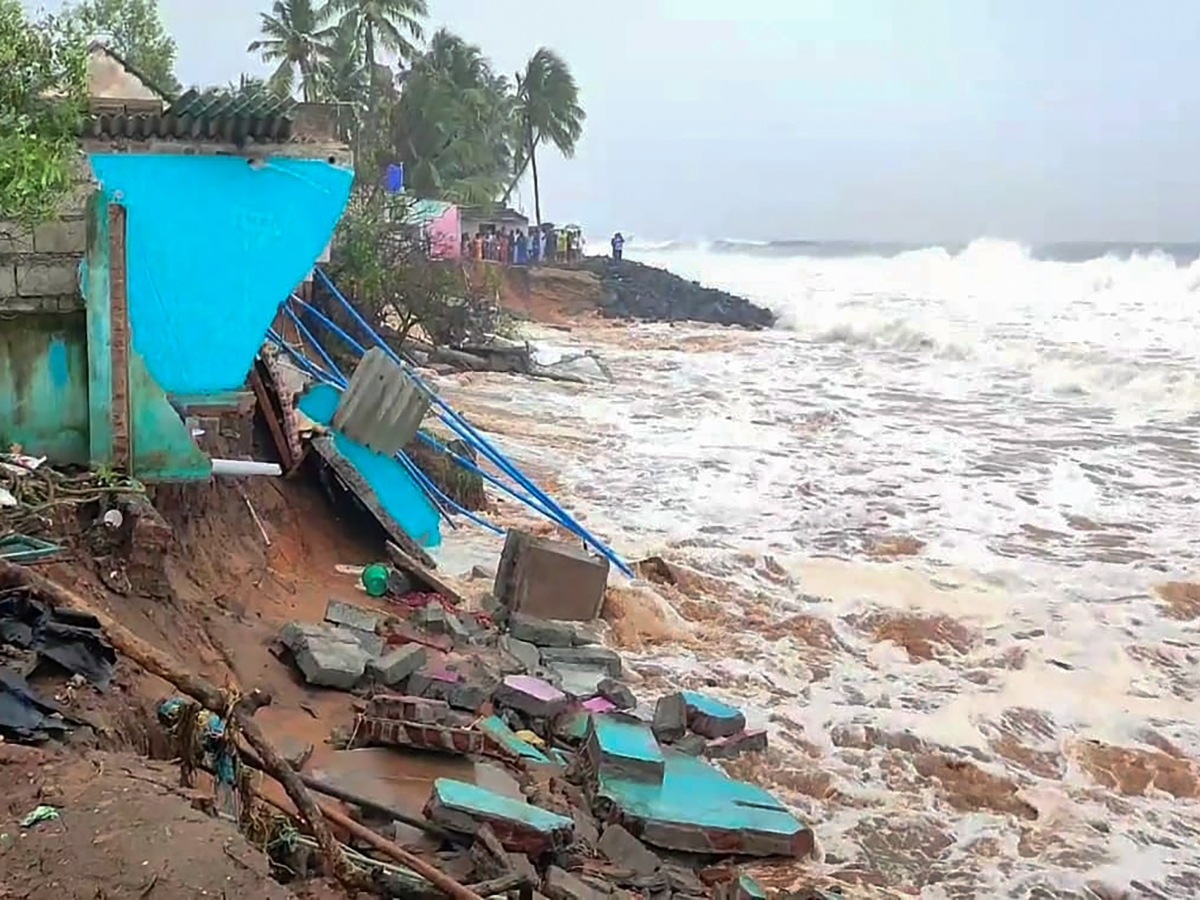 Mandous Cyclone Impact: தடத்தை பதித்து கரையை கடந்த மாண்டஸ்: இத்தனை ...