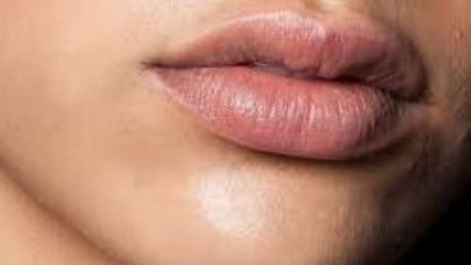 Skin Care: உதடுகளில் தோல் உரியும் பிரச்னையைத் தடுப்பது எப்படி?