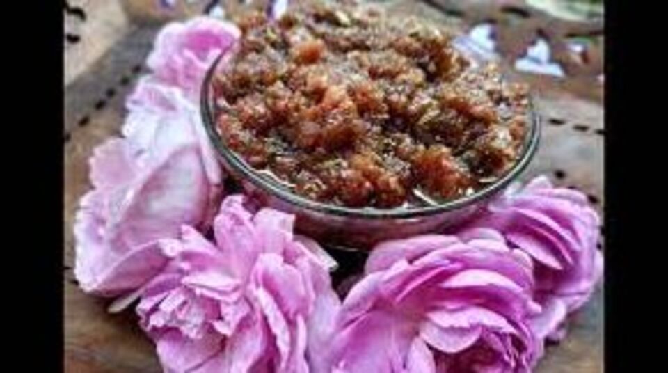 மலச்சிக்கல், மூல நோயை விரட்டும் ரோஜா குல்கந்து செய்முறை