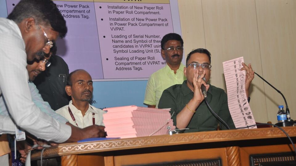 Erode By Election: வேட்பாளர் பெயர் மற்றும் சின்னம் பொருத்தும் பணி ...