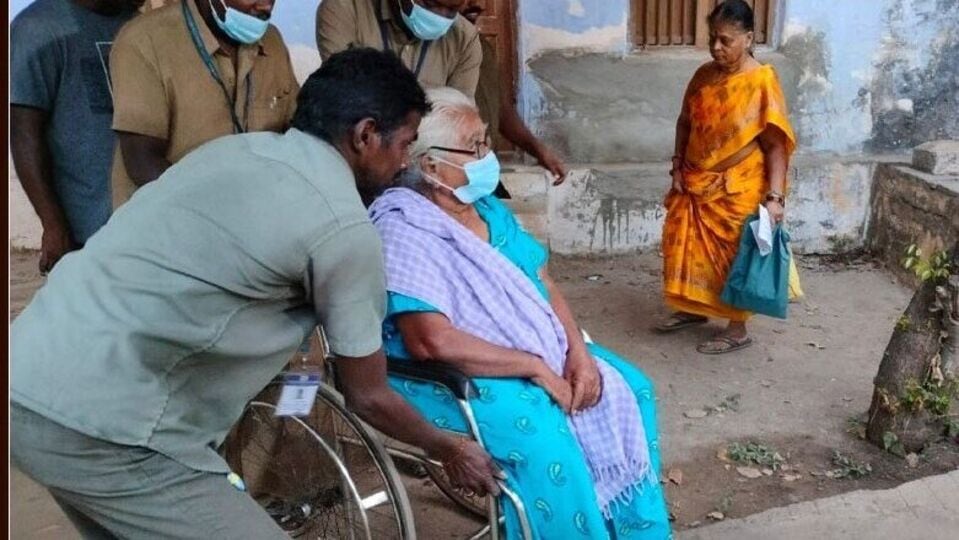 Erode BY Election: ஈரோடு இடைத்தேர்தல்-முதலில் வந்து வாக்களித்த 75 வயது ...