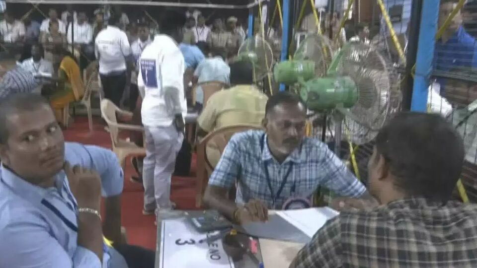Erode By election : ஈரோடு இடைத்தேர்தல்.. 10 மணி நிலவரம் இதோ!