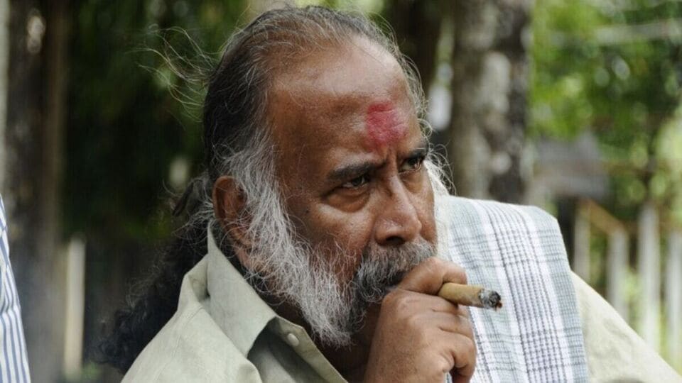 G.M. Kumar: தன்னுடைய கண்ணீர் அஞ்சலி பேனர் முன் போஸ் கொடுத்த ஜிஎம் குமார்