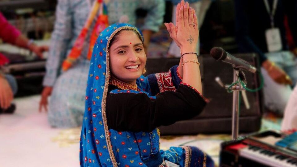 Geetabenrabari: பணமழையில் நனைந்த கீதா பென் ரபாரி; ரூ. 4.50 கோடி நன்கொடை!