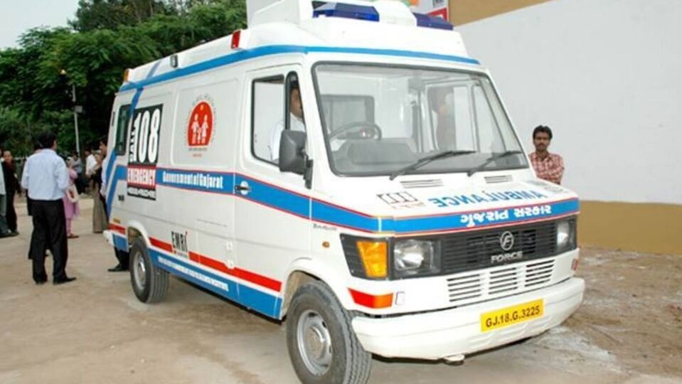 108 Ambulance : ஆம்புலன்ஸ் ஓட்டுநர், மருத்துவ உதவியாளர் பணி - நாளை ...