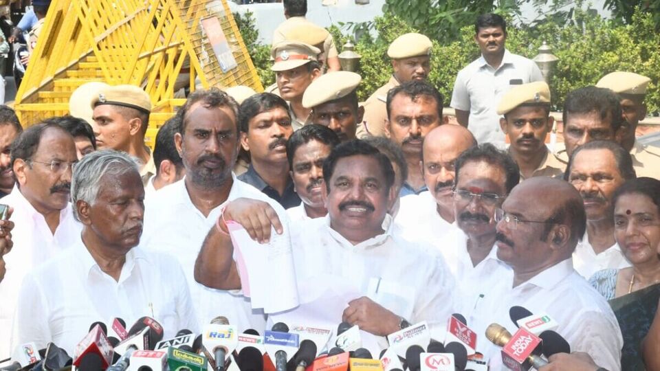 AIADMK: தடையை மீறி பேரணி சென்றதாக இபிஎஸ் உள்பட அதிமுகவினர் 5,500 பேர் ...