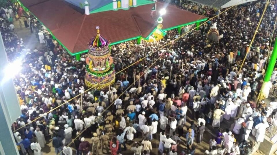 Ervadi Santhana Koodu: புகழ்பெற்ற ஏர்வாடி தர்காவில் சந்தனக் கூடு ...