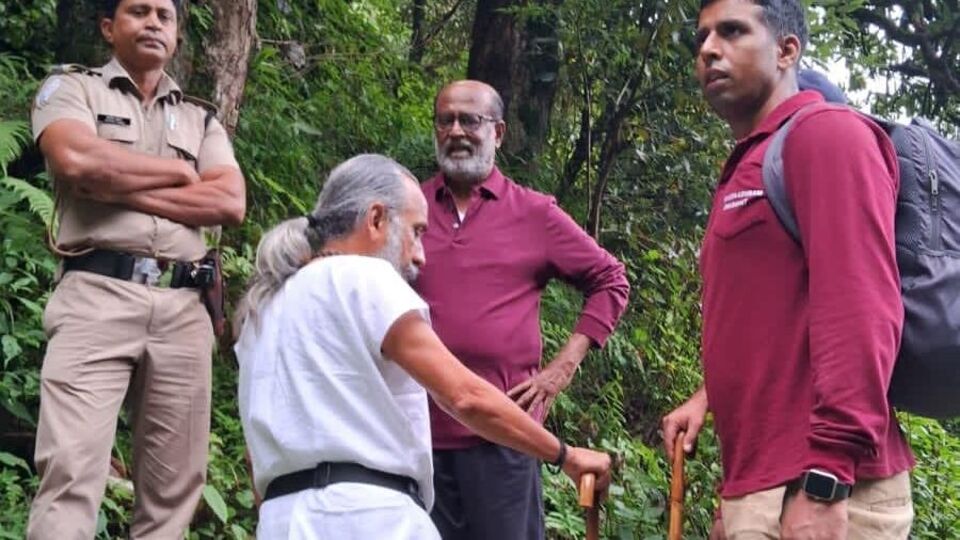 Rajinikanth: பாபா குகையில் ஆழ் தியானம்.. வழியில் இளைஞருக்கு பண உதவி ...