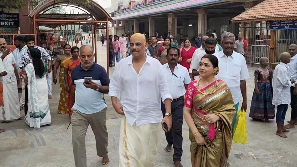 Actor Sundar C: திருமண நாள் கொண்டாட்டம்.. பழனி முருகன் கோயிலில் மொட்டை ...