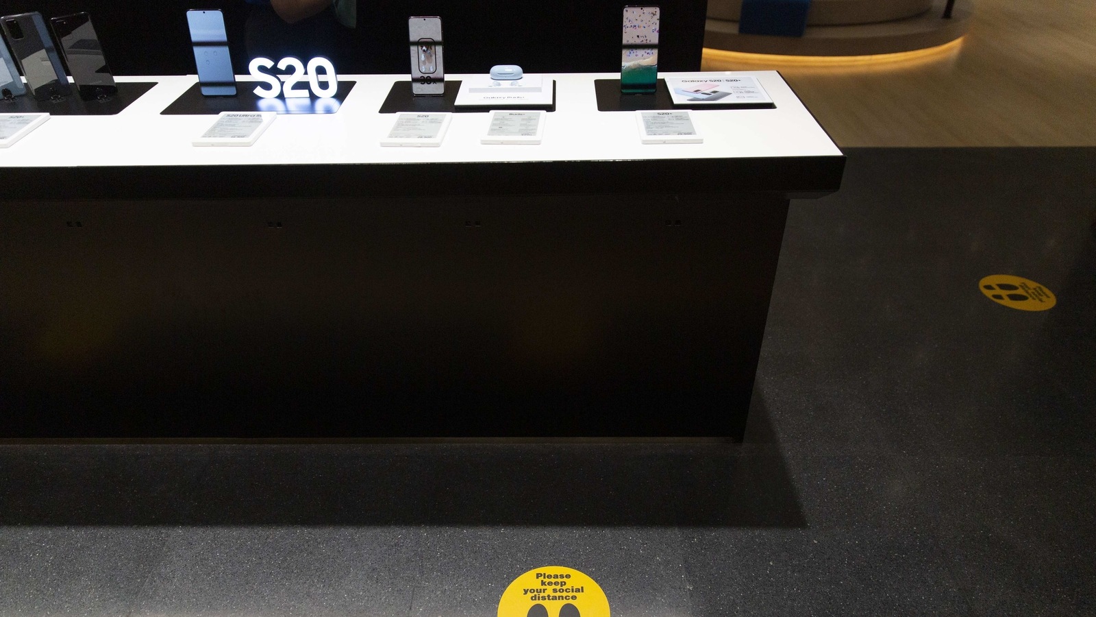 Samsung partners Facebook to help offline retailers go digital | Tech News