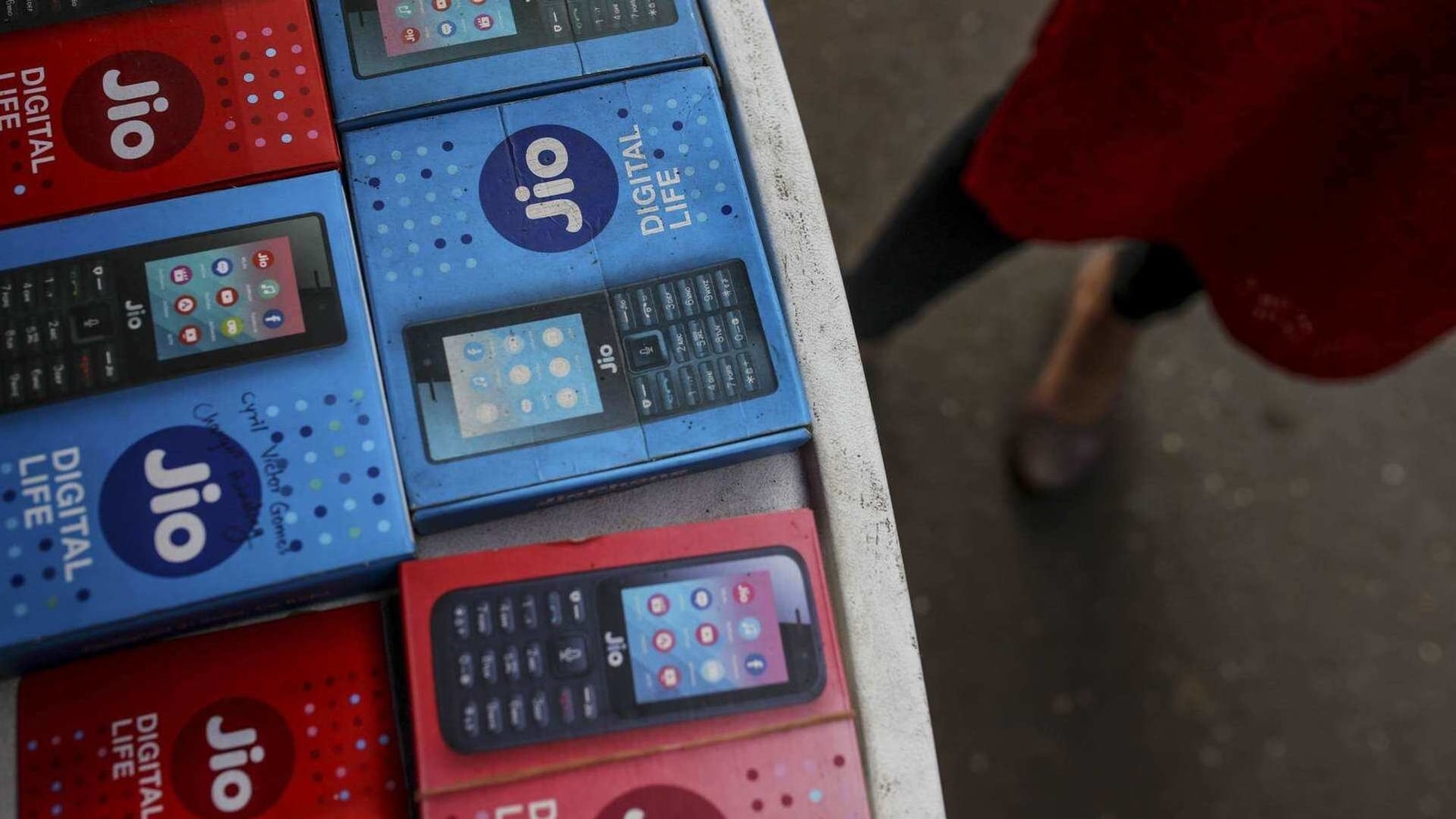 Jio platforms bag ₹11,367 crore investment from KKR (HT Tech)