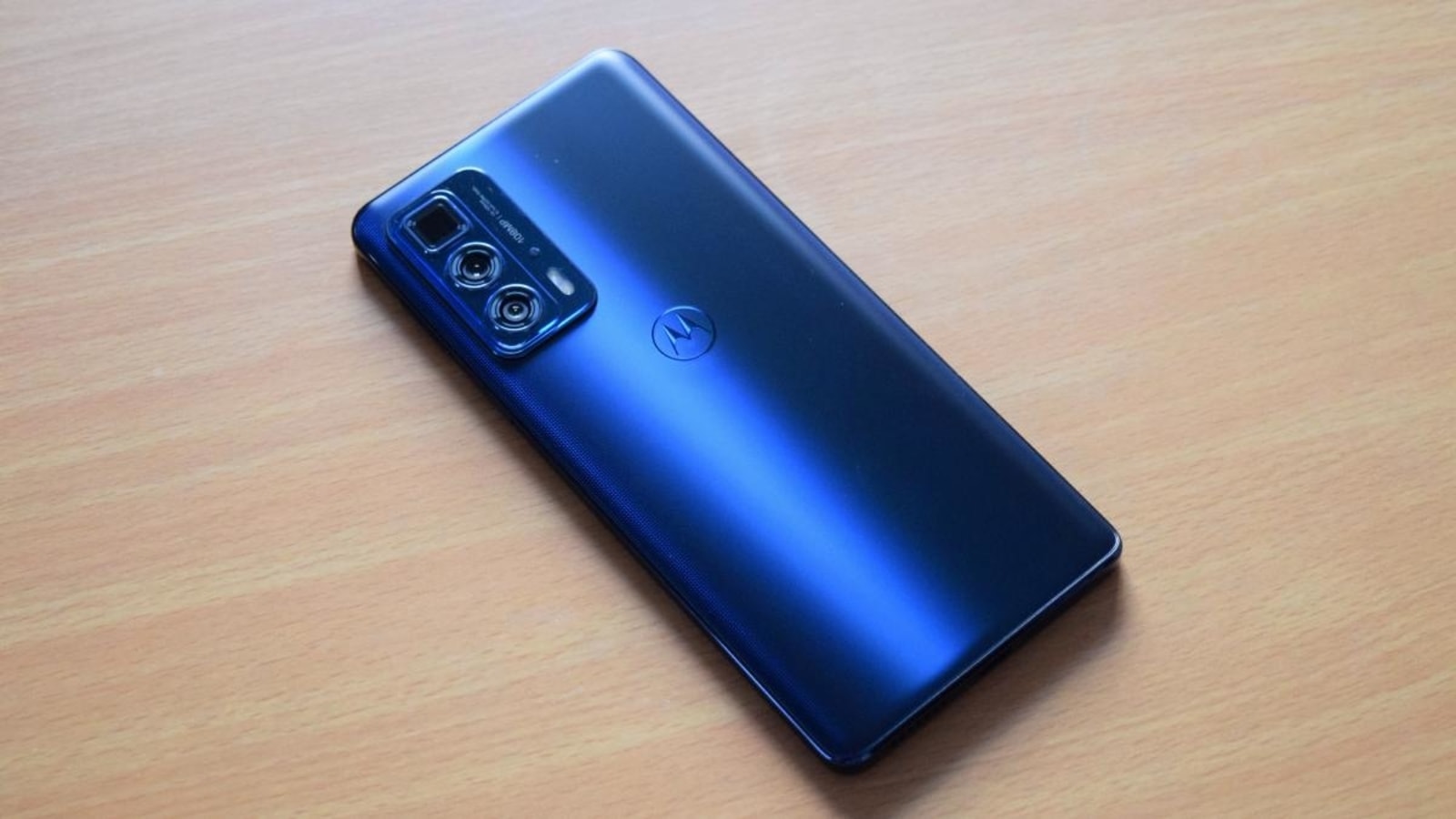 Motorola Edge 20 Pro in pictures: SD 870, 5X telephoto camera and a lot ...